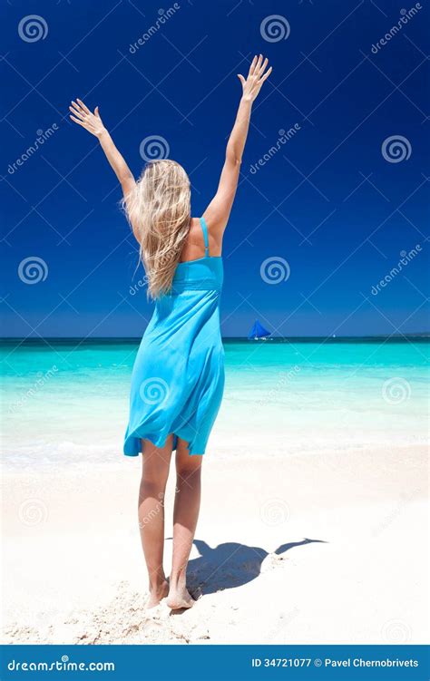 Ragazza Bionda Felice Sulla Spiaggia Libertà Ritenente Immagine Stock Immagine di attraente