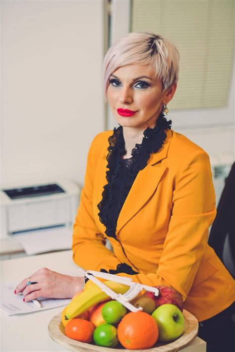 „Македонците се прејадуваат и имаат нередовни оброци“ Нутриционистот Емилија Спасовска