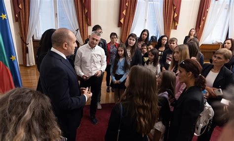 Румен Радев се срещна с деца на загинали служители на МВР