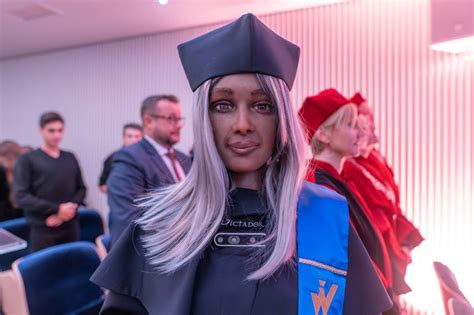 Robot Mika Prezesem Dictador I Profesorem Collegium Humanum Innpoland Pl