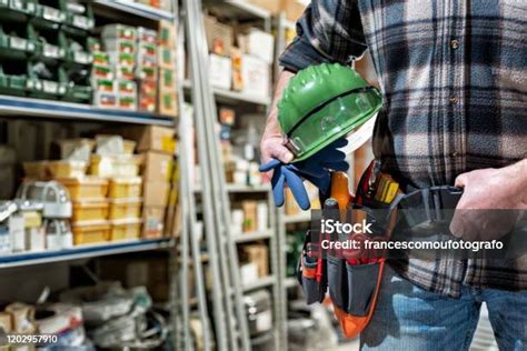 Photo Libre De Droit De Électricien Dans Le Magasin Des Composants Électriques Électricité