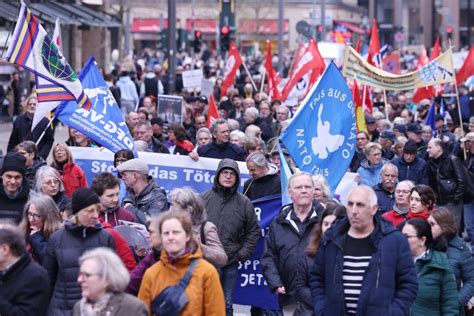 У Німеччині пройшли пасхальні марші за мир між Москвою і Києвом і проти зброї для України
