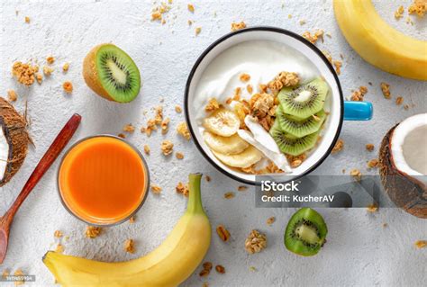 프로바이오틱 식품 개념 흰색 배경에 그라놀라와 과일을 곁들인 맛있는 코코넛 요구르트 건강한 채식주의 자 아침 식사 건강한 식생활에 대한 스톡 사진 및 기타 이미지 Istock