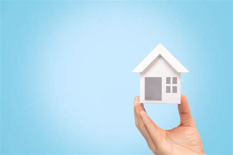 재융자 계획 및 부동산 개념에 대한 파란색 배경의 핸드 홀딩 키와 집 모델 새 집으로 이사에 대한 스톡 사진 및 기타 이미지 새 집으로 이사 열쇠 파란색 Istock