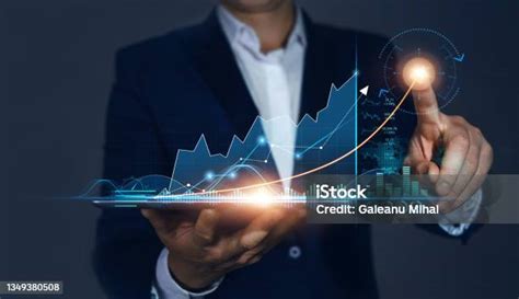 태블릿을 들고 사업가통계 그래프 및 차트의 성장 가상 홀로그램을 그립니다 비즈니스 전략 개발 및 성장 성장 계획 효율에 대한 스톡 사진 및 기타 이미지 Istock