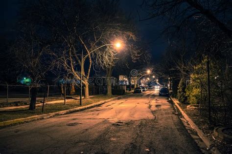 Темная улица города на ноче Стоковое Изображение изображение насчитывающей песчаный ретро