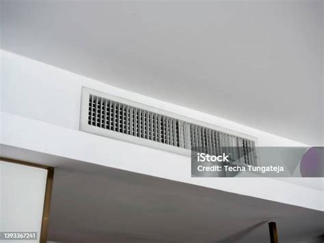 흰색 호텔 객실의 천장에 에어컨 벽 장착 환기 시스템 벽에 호텔 객실 공기 환기 그릴 에어컨에 대한 스톡 사진 및 기타 이미지 에어컨 급기관 모던 양식 Istock