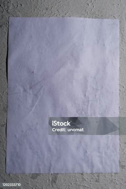 벽에 붙어 있는 흰색 종이를 적시고 있습니다 젖은 종이 질감 가방에 대한 스톡 사진 및 기타 이미지 가방 갈색 거리 Istock