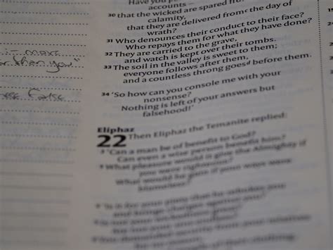 글씨가 적힌 책의 클로즈업 사진 Unsplash의 무료 회색 이미지