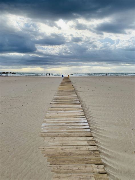 日中のビーチにある茶色の木製のドックの写真 Unsplashの建物の無料画像