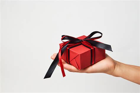 흰색 배경에 리본으로 작은 선물 상자를 들고 있는 여성의 손 개념에 대한 스톡 사진 및 기타 이미지 개념 공단 공휴일 Istock