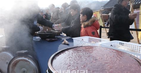 포토 김이 모락모락 나는 팥죽