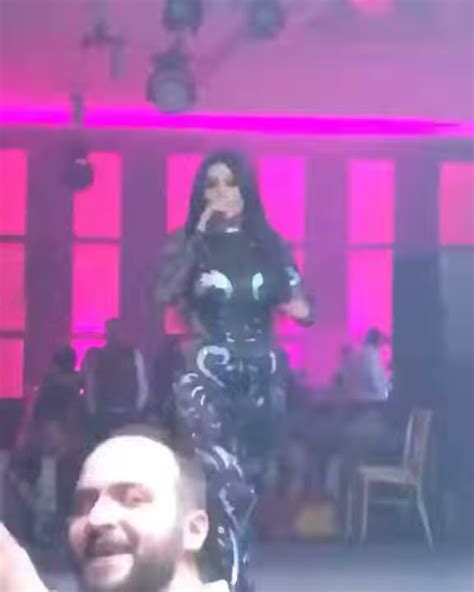 هيفاء وهبي ترقص وتغني أغنية بوس الواوا في حفلة كريسماس 2018 Youtube