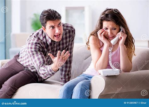 La Familia Joven En Concepto Quebrado De La Relaci N Imagen De Archivo Imagen De Asalto