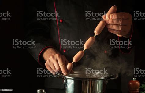 요리사는 비엔나 소시지를 팬에 넣습니다 레스토랑이나 카페의 주방에서 일하는 환경 아침 또는 점심 준비 감정가에 대한 스톡 사진 및 기타 이미지 Istock