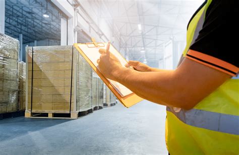 창고에서 화물의 재고 관리를하고 노동자 택배 공급망 발송물 패키지 상자 창고 운송 화물 로지스 및 운송 고객에 대한 스톡 사진 및 기타 이미지 Istock