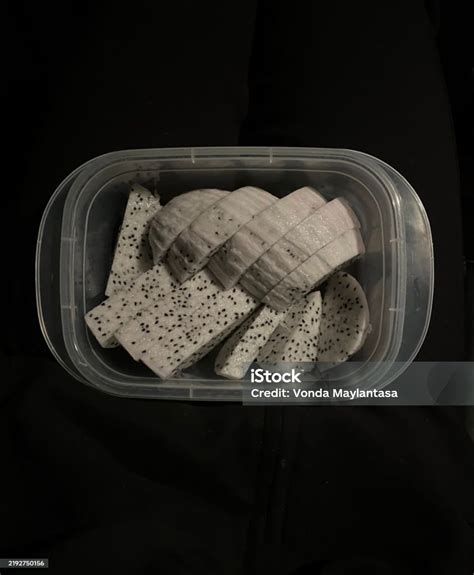 갓 얇게 썬 용과 생생하고 육즙이 풍부하여 접시에 담겨 제공됩니다 밝은 분홍색 피부와 얼룩덜룩한 흰색 또는 빨간색 과육이 상쾌한 단맛을 강조합니다 열대 과일 애호가에게