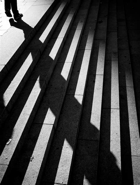 무료 이미지 빛 검정색과 흰색 목재 화이트 선 색깔 그림자 어둠 검은 단색화 대칭 모양 흑백 사진 3456x4569 320580 무료