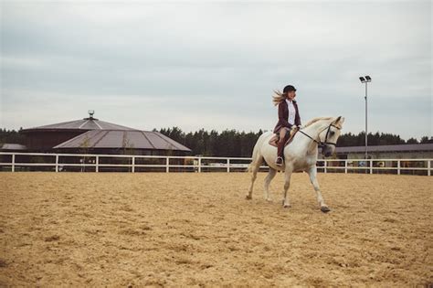Das Mädchen Reitet Ein Pferd Kostenlose Foto