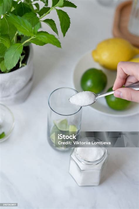 손수 만든 모히토 칵테일 음료 준비 과정 민트와 라임이 들어간 글라스에 설탕을 넣는 사람 모히토 레시피의 재료 감귤류 과일에 대한 스톡 사진 및 기타 이미지 Istock
