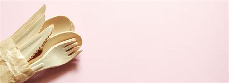 숟가락 포크 분홍색 배경에 나무로 만든 칼 친환경 일회용 주방용품은 목재로 꾸며져 있습니다 생태학 제로 폐기물 개념 플랫레이 맨 위 보기입니다 배너 0명에 대한 스톡 사진