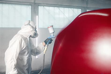 남성 자동차 수리공 화가 보호 작업복 및 인공 호흡기 페인트 챔버에서 차체의 일부를 페인팅 교통사고 충돌 사고에 대한 스톡 사진