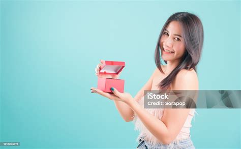 빨간 선물 상자 깜짝 생일 또는 크리스마스 날 에 빨간 선물 상자를 여는 아시아 행복 한 초상화 아름 다운 젊은 여자 서 텍스트에 대 한 복사 공간 갈색 머리에 대한 스톡