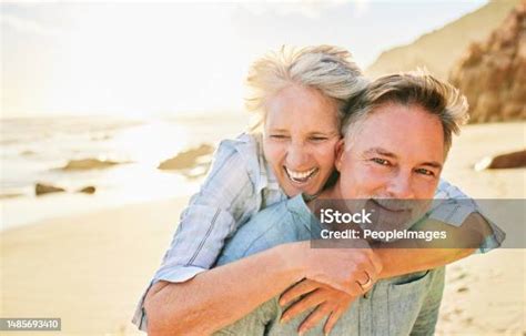 노부부 해변 피기백 초상화는 함께 미소를 짓고 여름과 추억 만화 시간 또는 보살핌을 위해 걷는다 노인 늙은 여자 또는 재미있는 순간을 위해 포옹 야외 또는 사랑으로 파도에