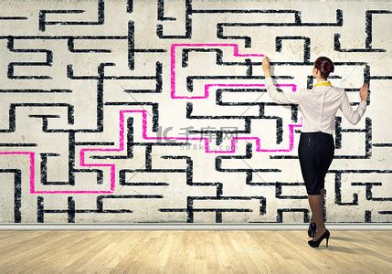 女商人解决迷宫问题高清摄影大图 千库网