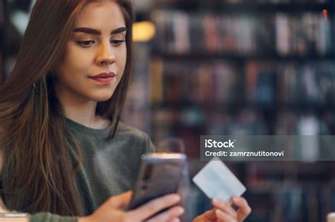 카페에서 온라인 쇼핑을 위한 스마트폰과 신용카드를 사용하는 여성 20 24세에 대한 스톡 사진 및 기타 이미지 20 24세 Brand Name Smart Phone
