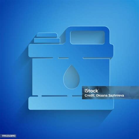 파란색 배경에 격리 된 모터 기계 오일 아이콘용 종이 절단 플라스틱 캐니스터 오일 갤런 오일 변경 서비스 및 수리 종이 아트 스타일입니다 벡터 일러스트레이션 가솔린에 대한