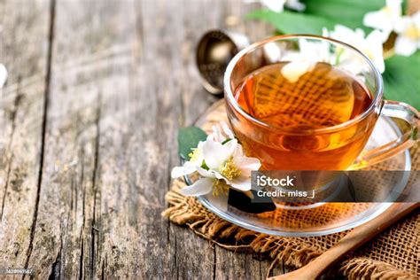 나무로 된 소박한 배경에 허브 녹차 테두리 위에서 빈티지 질감의 테이블에 뜨거운 재스민 차 한 잔 홍차에 대한 스톡 사진 및 기타 이미지 Istock