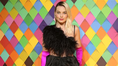 Margot Robbie Wants Harley Quinn And Poison Ivys Love Story In Movies