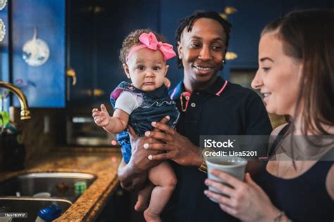 혼혈 가족과 한 명의 아기 자녀가 있는 가정에서의 가정 생활 가사 집안일에 대한 스톡 사진 및 기타 이미지 가사 집안일 가정 생활 가정 주방 Istock