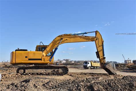 건설 현장에서 토목 공사에 굴삭기 기초 공사와 도로 건설에 백호 0명에 대한 스톡 사진 및 기타 이미지 0명 개발 건설 기계류 Istock