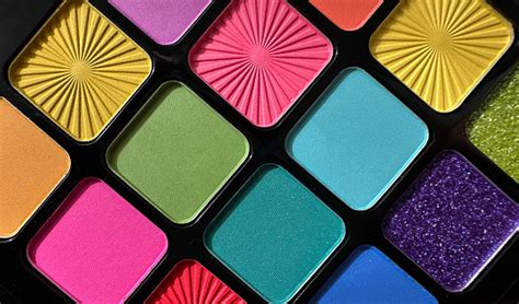 핑크 옐로우 그린 블루 퍼플 오렌지 등 다양한 색조를 특징으로 하는 생생하고 다채로운 아이섀도우 팔레트 클로즈업 0명에 대한 스톡 사진 및 기타 이미지 Istock