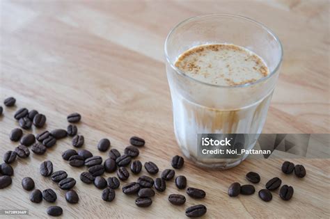 나무 테이블에 투명한 유리에 더러운 커피 복사 공간이있는 유리 주위에 커피 원두가 놓여 있습니다 갈색에 대한 스톡 사진 및 기타 이미지 Istock