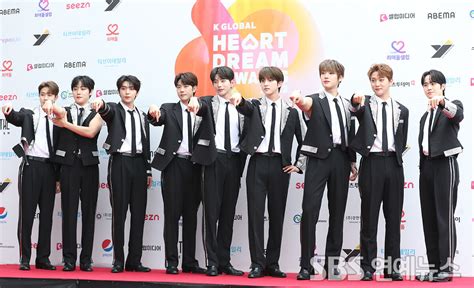 [e포토] 골든차일드 무대를 꽉 채우는 멋짐