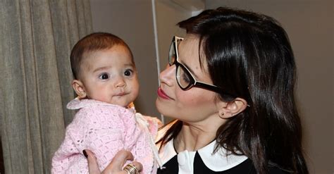 Mel Lisboa paparica a filha durante evento em São Paulo Fotos UOL TV e Famosos