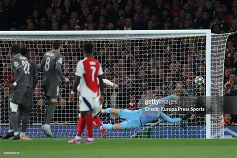 Declan Rice Of Arsenal Scores His Teams First Goal During The Uefa
