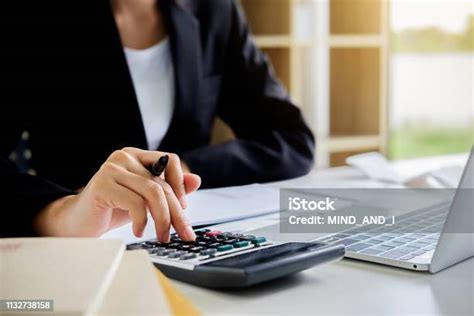 관리자 비즈니스 맨 재무 관리자 및 비서 보고서 균형을 계산 합니다 내부 수익 서비스 검사 문서 감사 개념 개념에 대한 스톡 사진 및 기타 이미지 Istock