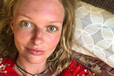 Fostul Fotomodel Rus Ksenia Maximova îi Ajută Pe Recruți Să Scape De Război