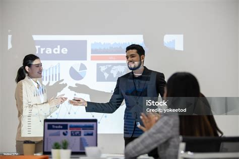 직장에서 이야기하는 아시아 비즈니스 팀 남성과 여성 동료들은 선상에서 차트와 아이디어를 공유하고 행복한 젊은 프리젠 테이션 동료들은 기내에서 함께 일합니다 20 29세에