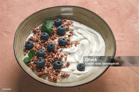 초콜릿 뮤 즐리와 요구르트 딸기 블루 베리 아침 식사 클로즈업 포크 위에 사람 없음 0명에 대한 스톡 사진 및 기타 이미지 Istock