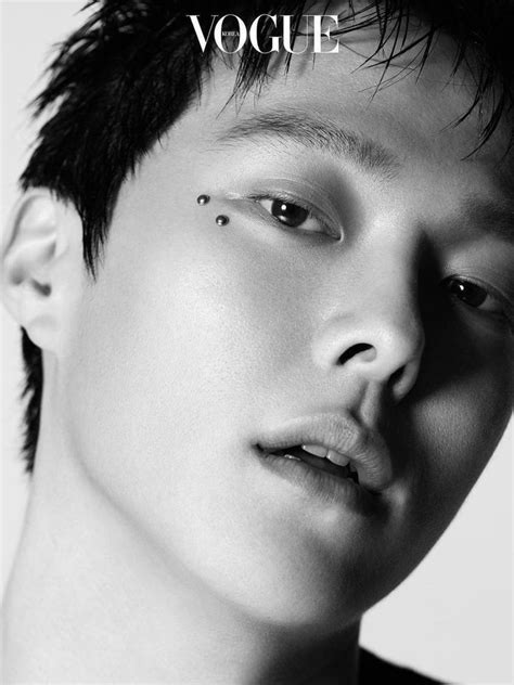 Makin Berkarisma Usai Wajib Militer Simak Potret Jang Ki Yong Untuk Vogue Korea Foto 1