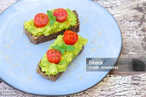 으깬 아보카도 체리 토마토 바질 잎을 곁들인 글루텐 프리 호박 씨 메밀 빵 조각 0명에 대한 스톡 사진 및 기타 이미지 0명 건강한 식생활 글루텐이 들어 있지 않은