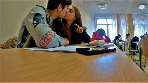 ПРОНИК В ЧУЖОЙ КЛАСС ЦЕЛУЮСЬ С ДЕВУШКОЙ ПРЯМ НА УРОКЕ Youtube