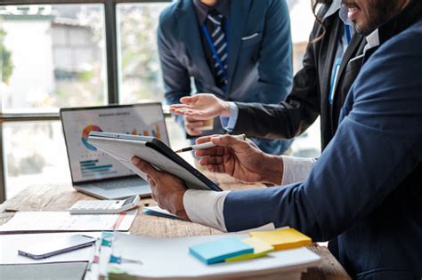 소득 차트 및 현대 노트북 컴퓨터와 그래프를 분석 하는 비즈니스 팀 비즈니스 분석 및 전략 개념입니다 Group A에 대한 스톡