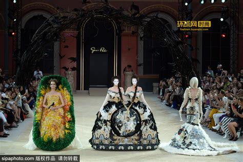 郭培巴黎时装周高定秀 造型诡异但优雅