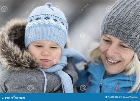 Een Jongen Met Zijn Moeder Buiten Stock Foto Image Of Persoon Mannetje